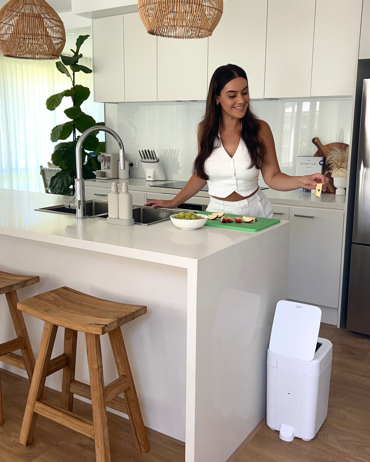 The Self-Sealing and Self-Changing Smart Bin | Numi